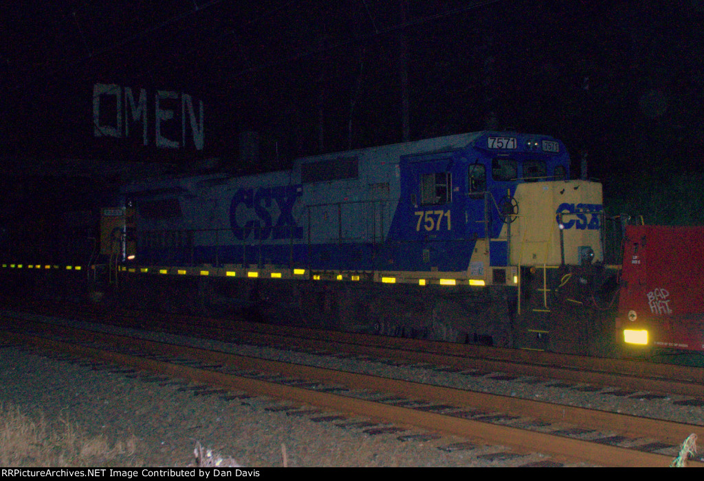 CSX C40-8 7571 third out on Q410-28